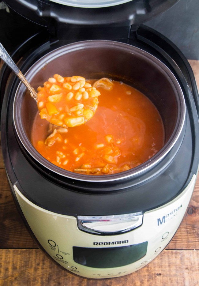 Middle Eastern White Beans with Meat (Fasoolya Bil Lahmeh)
