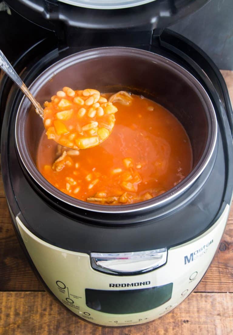 Middle Eastern White Beans with Meat (Fasoolya Bil Lahmeh)