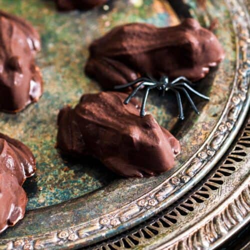 Harry Potter Chocolate Frogs (with Cheesecake and Jam Filling)